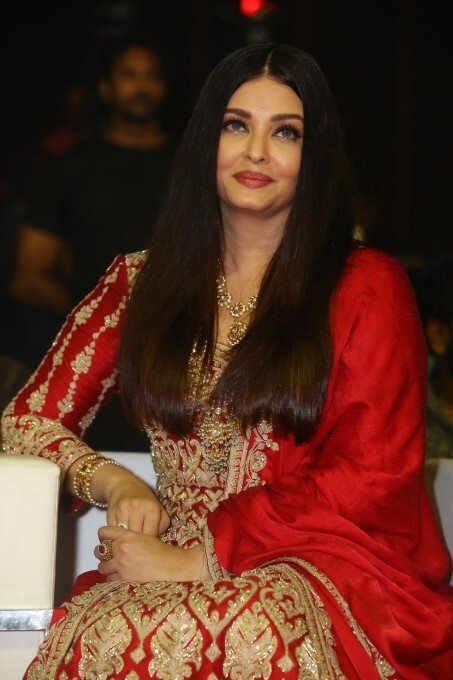 Bollywood Actress Aishwarya Rai Bachchan Latest Photos - Oneindia