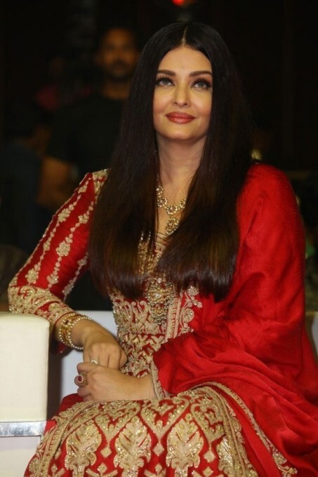 Bollywood Actress Aishwarya Rai Bachchan Looks Sizzling In Red Anarkali ...