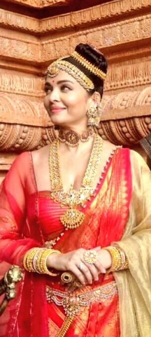 Bollywood Actress Aishwarya Rai Bachchan Looks Sizzling In Red Anarkali ...