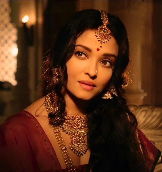 Bollywood Actress Aishwarya Rai Bachchan Looks Sizzling In Red Anarkali ...