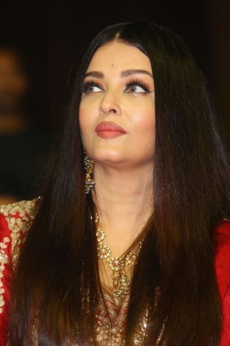 Bollywood Actress Aishwarya Rai Bachchan Looks Sizzling In Red Anarkali ...