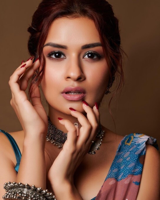 Bollywood Actress Avneet Kaur Latest Photos - Oneindia