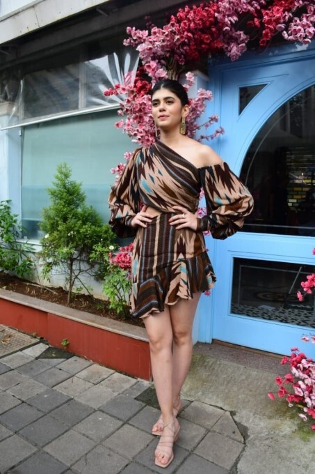Bollywood Actress Sanjana Sanghi Looks Stunning In Latest Photos Oneindia