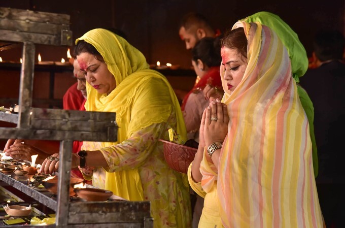 First Day Of Navratri Celebration Across India - Oneindia