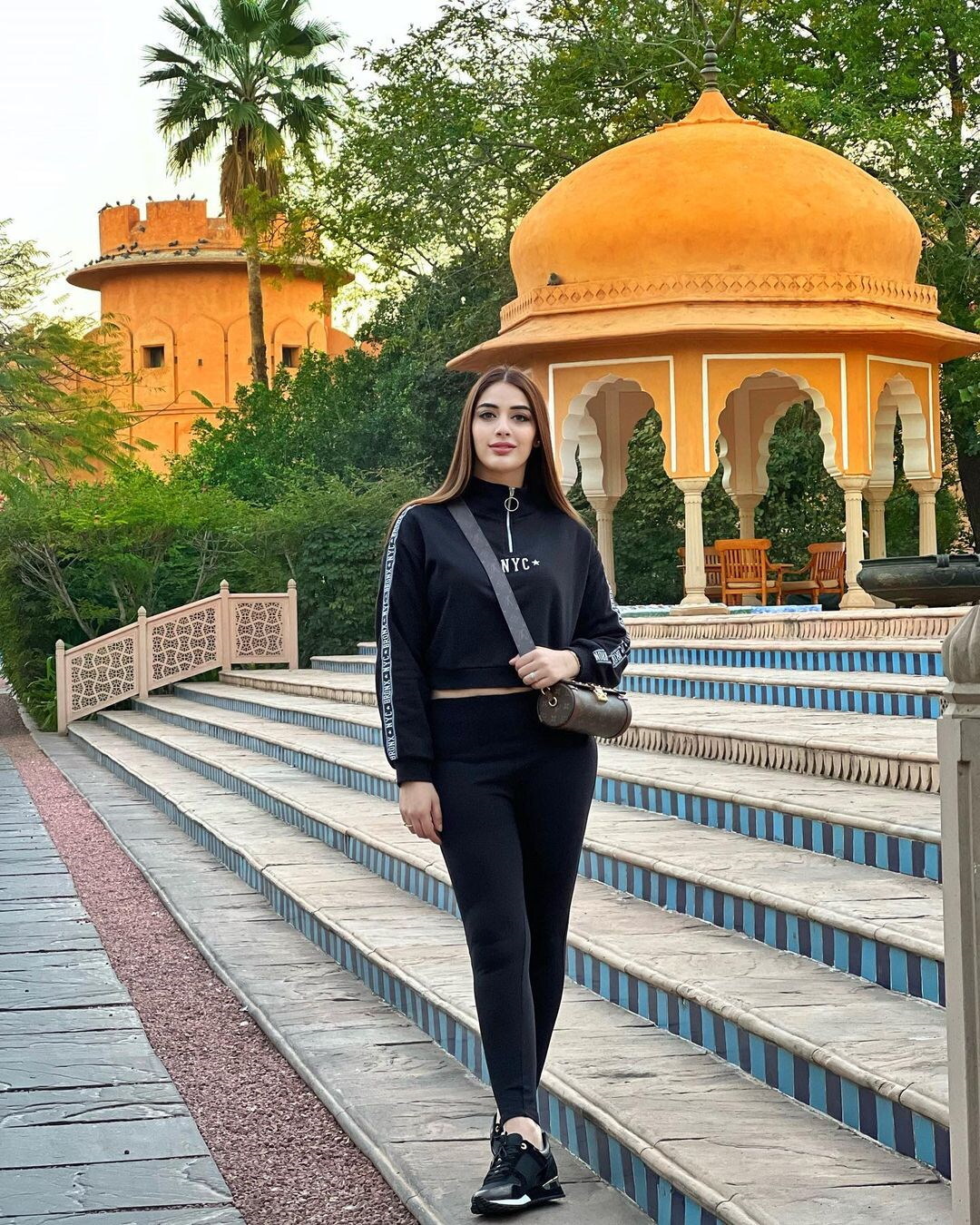 ब्लैक ड्रेस में बला की खूबसूरत लगती हैं IAS Atahr Aamir Khan की दुल्‍हन Dr. Mehreen Qazi, लगाई ...