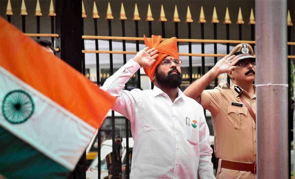 MH CM Eknath Shinde's Son Sitting On CM Chair Goes Viral - Oneindia