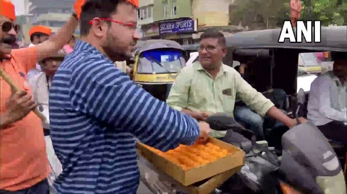 MNS workers celebrates PFI Ban By distributing laddoos - Oneindia