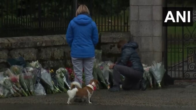 People Place Floral bouquets outside the premises of Balmoral castle ...