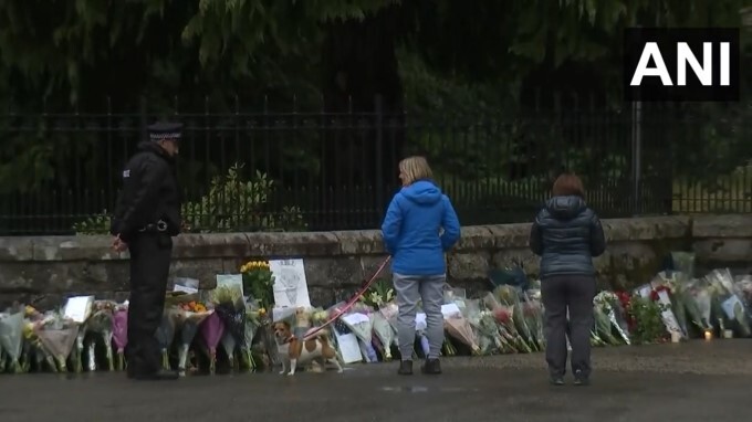 People Place Floral bouquets outside the premises of Balmoral castle ...