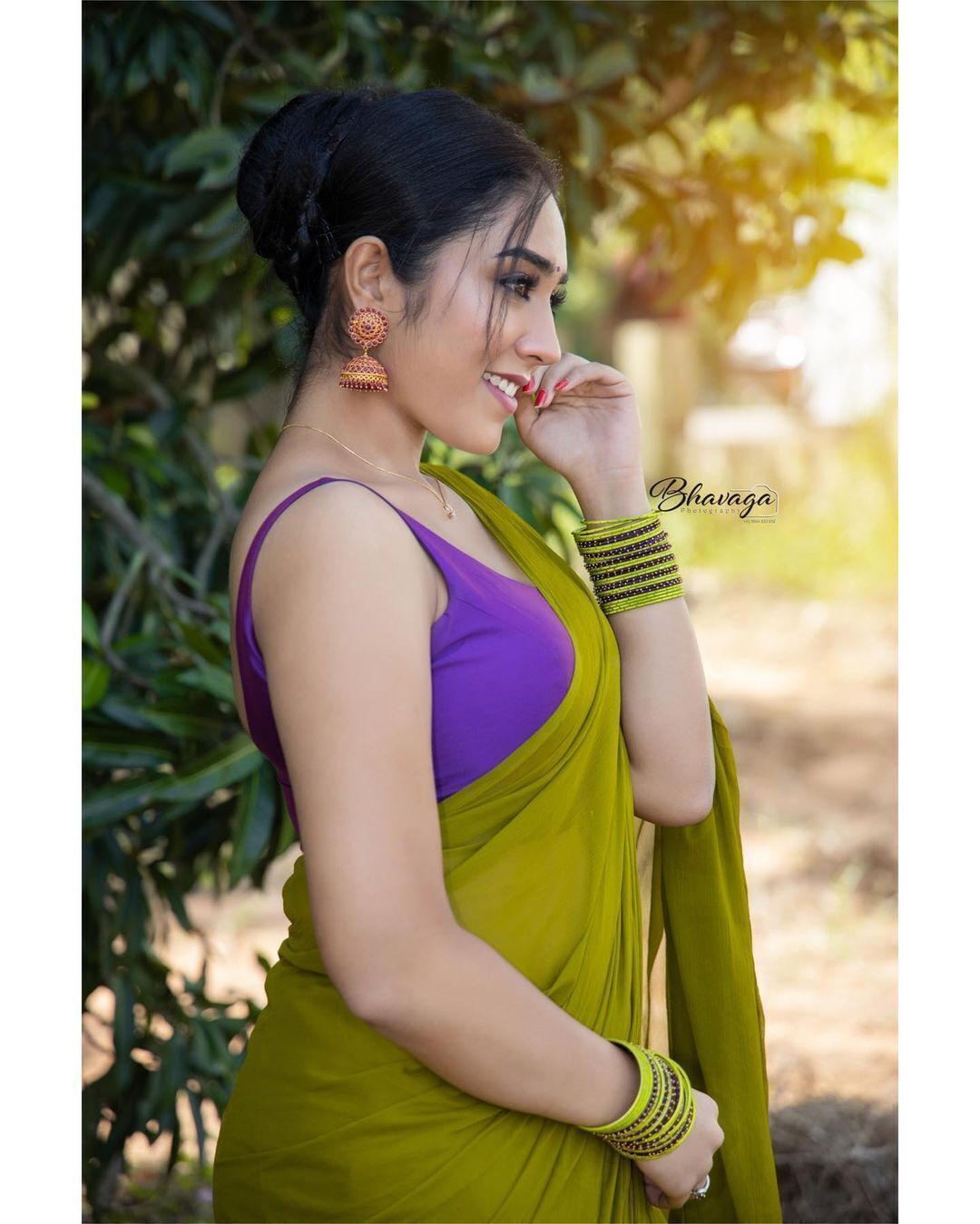 PHOTOS : சீரியல் நடிகை ஸ்ரீநிதியா இது? கையில் தாமரை பூவுடன் ஜொலிக்கும் ...