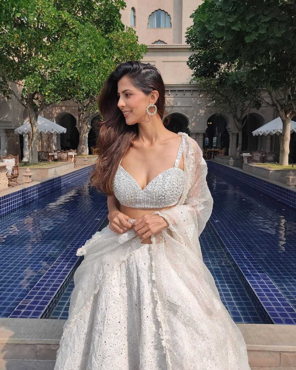 PHOTOS : யப்பா.. கண் ஜாடையில் ரசிகர்களை கவரும் தேவிகா சிங்.. சுண்டியிழுக்கும் சூப்பர் போட்டோஸ் ...