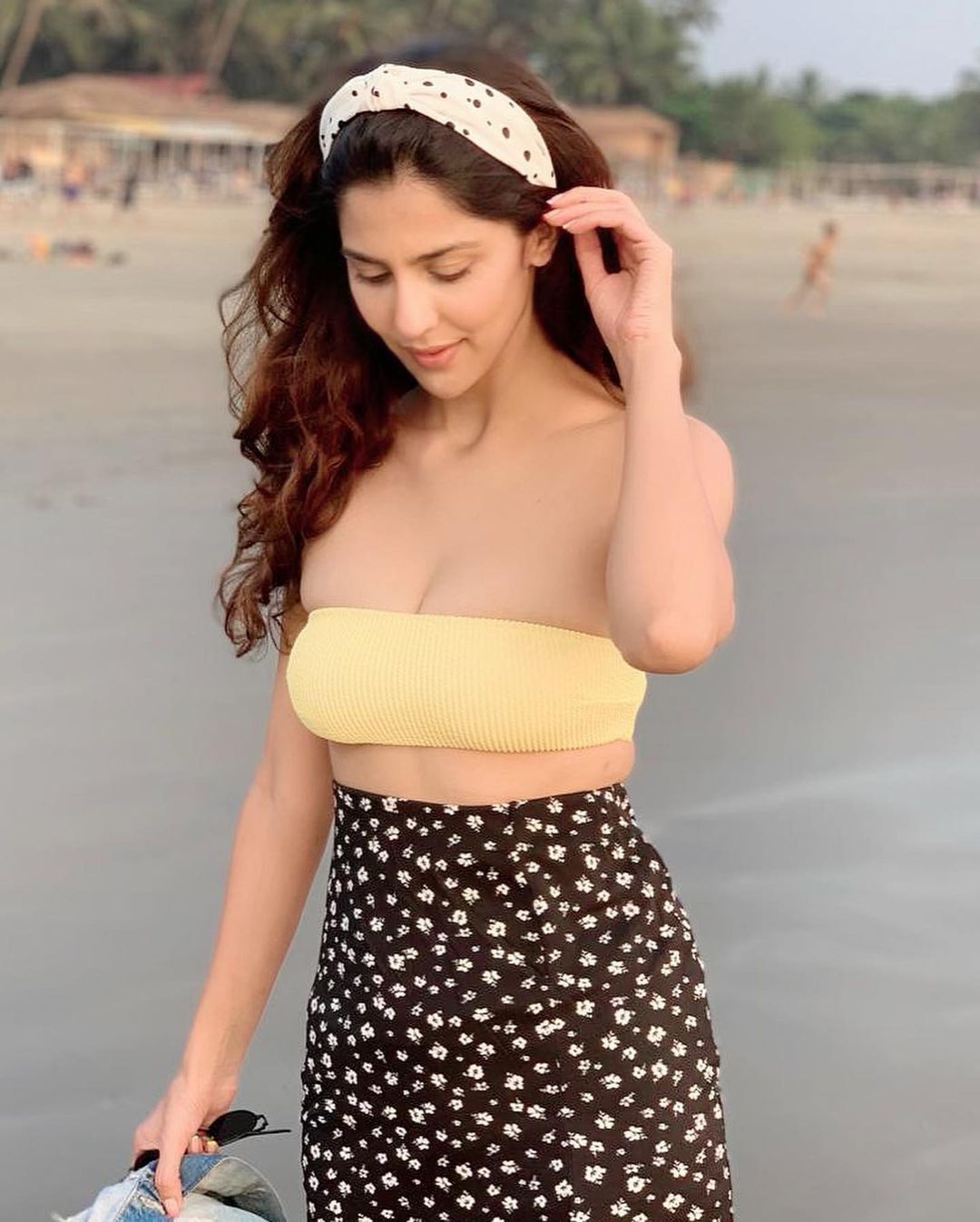 PHOTOS : யப்பா.. கண் ஜாடையில் ரசிகர்களை கவரும் தேவிகா சிங்.. சுண்டியிழுக்கும் சூப்பர் போட்டோஸ் ...