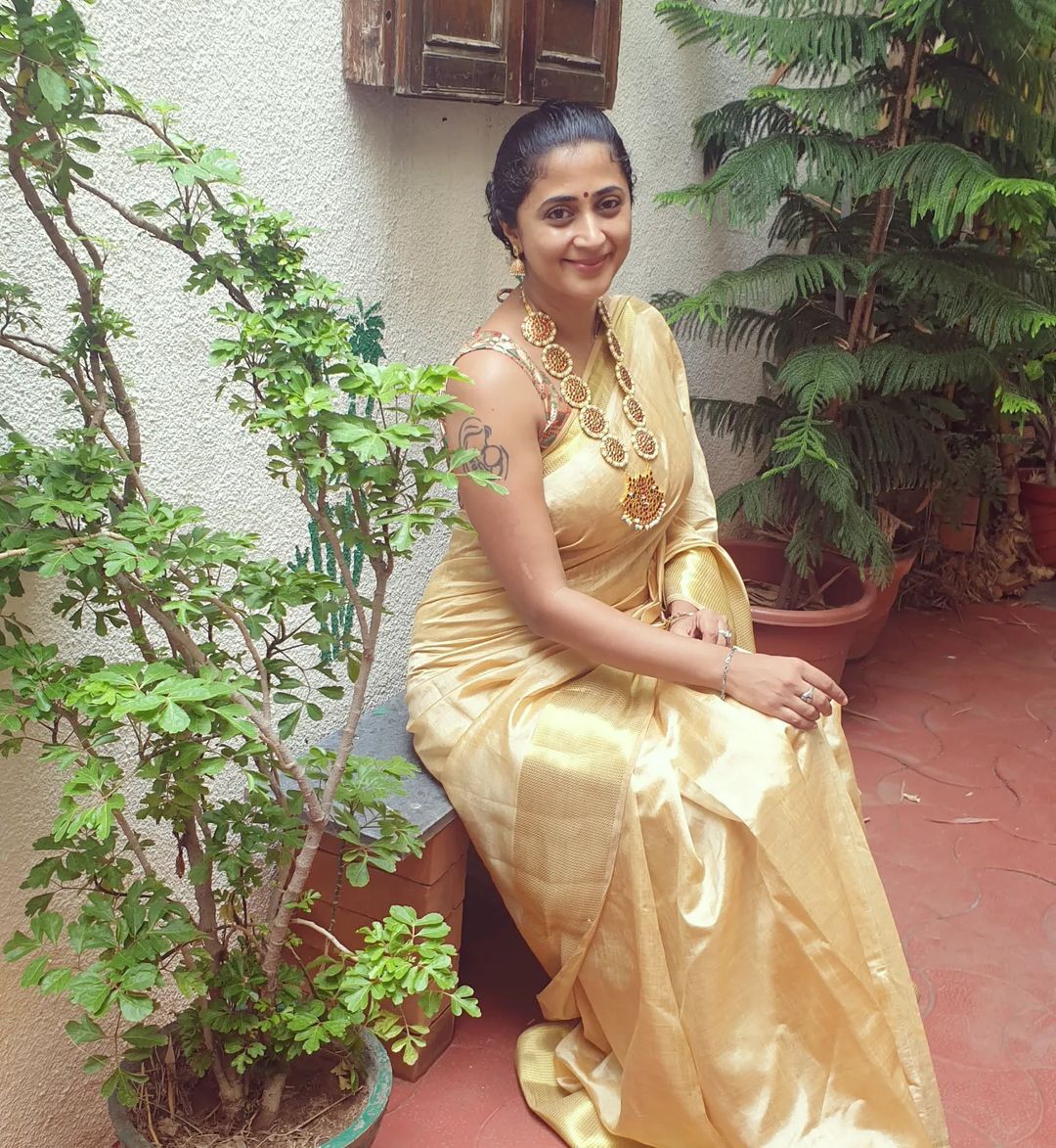 PHOTOS : இந்த வயதிலும் இப்படியா? சேலையில் சொக்கவைக்கும் அழகு.. சீரியல் ...