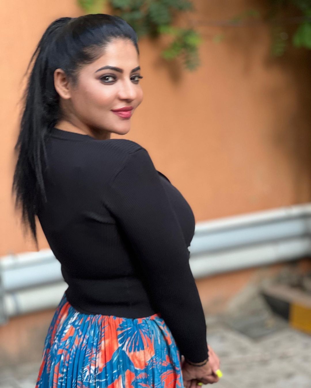 PHOTOS : டைட்டான பிளாக் டாப்பில் டக்கர் போஸ்.. பாக்கியலட்சுமி சீரியல் ...