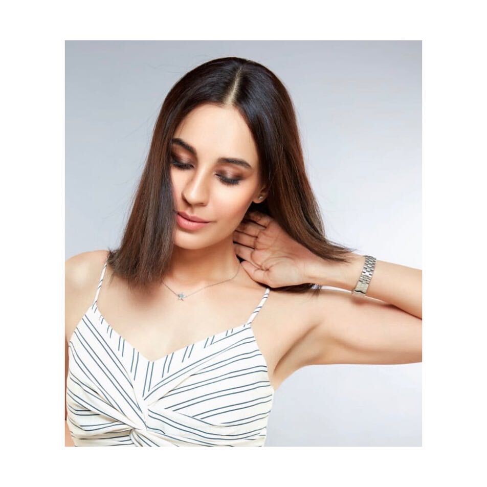 PHOTOS : வெட்கத்தில் கன்னம் சிவந்த அழகில் நடிகை அமிர்தசந்து.. ரசிகர்களை ...