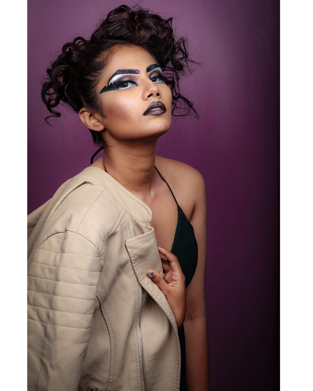 PHOTOS : பிளாக் டாப்பில் வசீகரிக்கும் அழகு.. நடிகை லிக்கிதா ஆனந்தின் ...