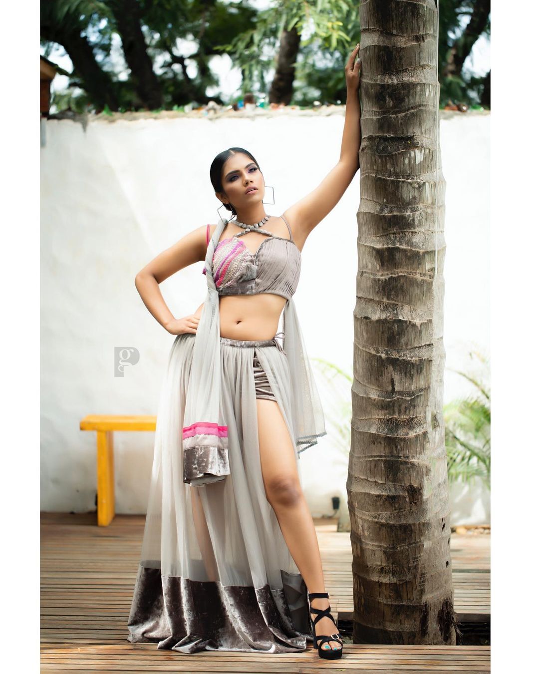 PHOTOS : பிளாக் டாப்பில் வசீகரிக்கும் அழகு.. நடிகை லிக்கிதா ஆனந்தின் லேட்டஸ்ட் சூப்பர் ஸ்டில்ஸ் ...