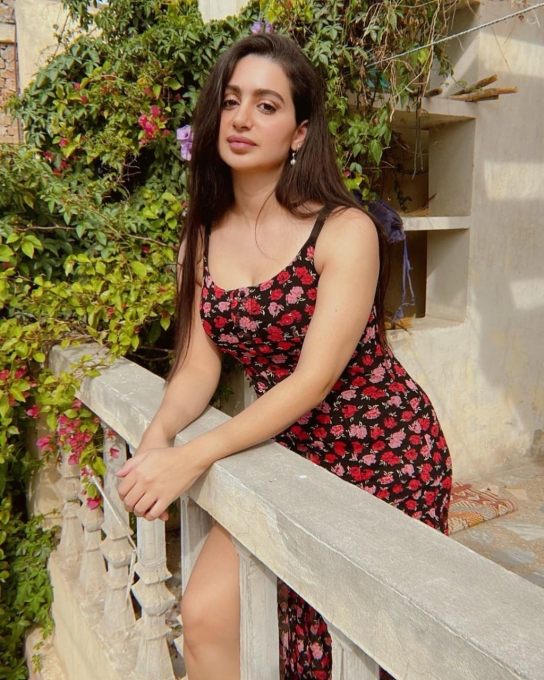 PHOTOS : பிளாக் டிரஸ்ஸில் சொக்க வைக்கும் அழகில் மகிதா எல்தாபி ...