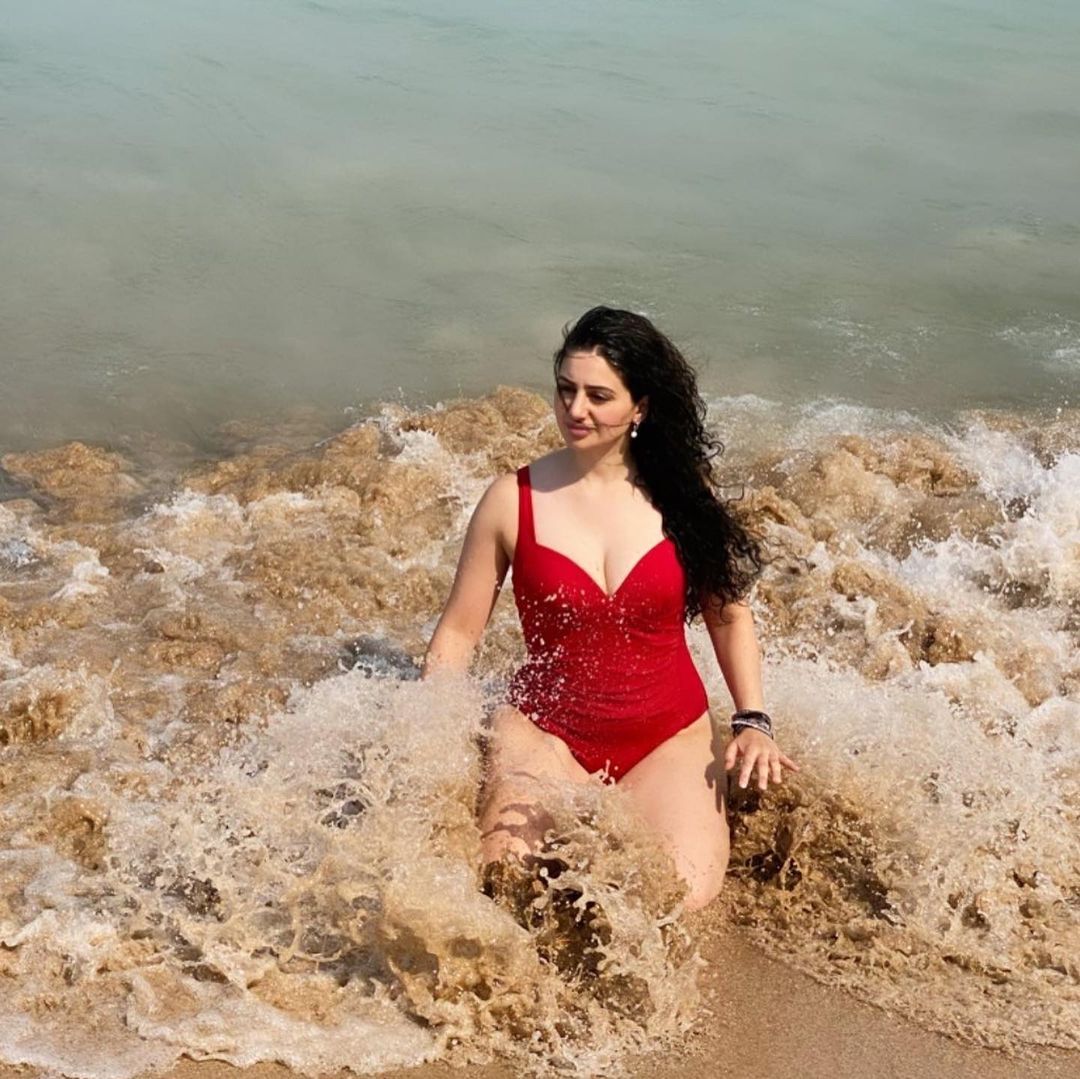 PHOTOS : பிளாக் டிரஸ்ஸில் சொக்க வைக்கும் அழகில் மகிதா எல்தாபி.. கிறங்கடிக்கும் சூப்பர் க்ளிக்ஸ் ...