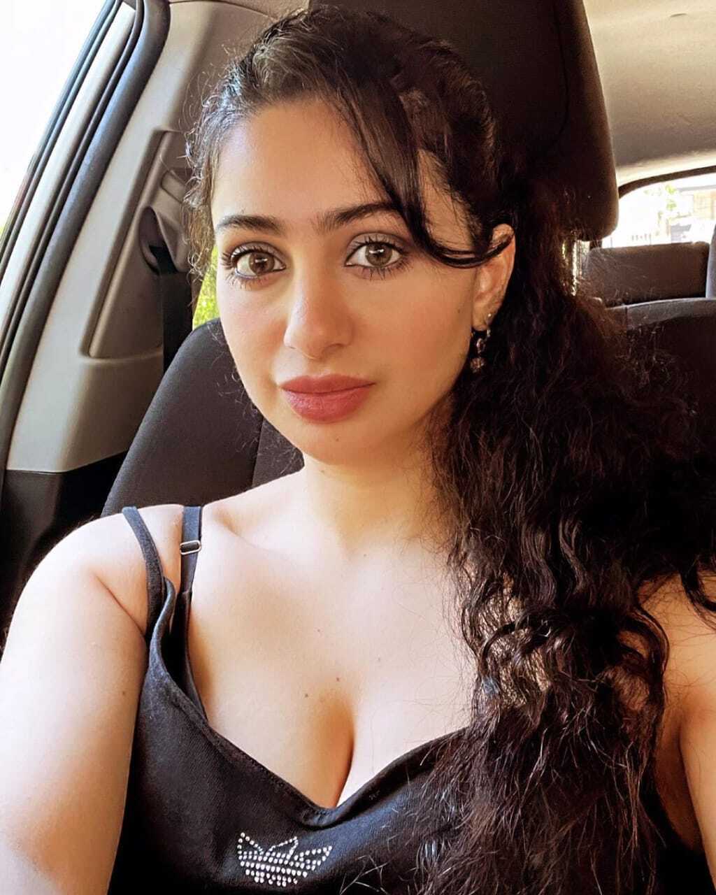 PHOTOS : பிளாக் டிரஸ்ஸில் சொக்க வைக்கும் அழகில் மகிதா எல்தாபி.. கிறங்கடிக்கும் சூப்பர் க்ளிக்ஸ் ...