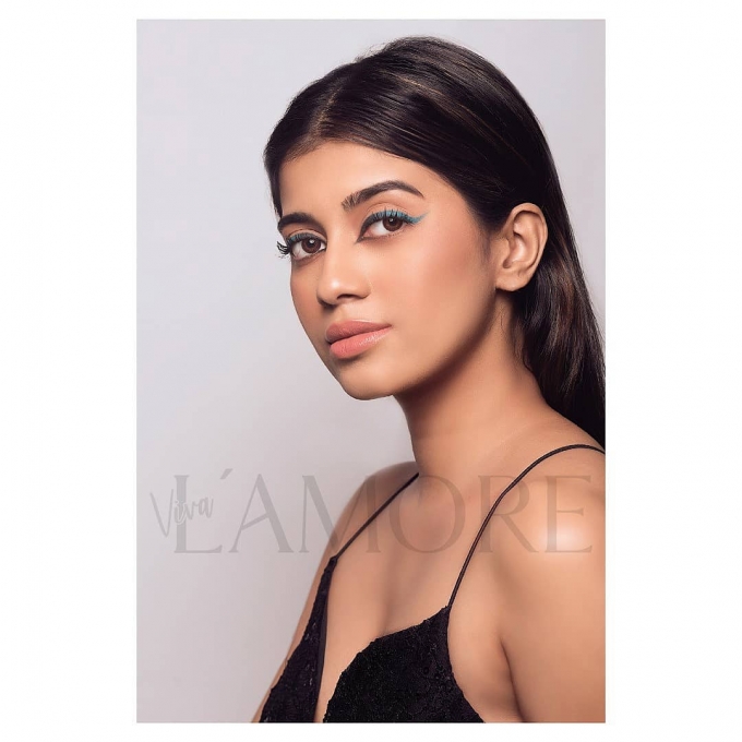 PHOTOS : டைட் ஷர்டில் பீச்சில் ஆட்டம் போடும் வின்சு ரேச்சல் சாம் ...