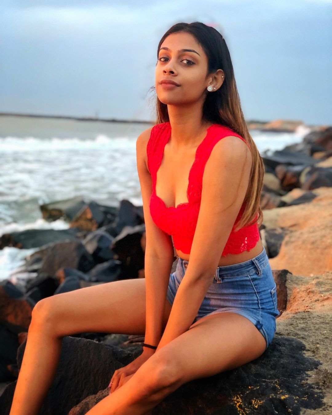 PHOTOS : பிகினியில் மாஸ் காட்டும் பிரித்வி.. கவர்ந்திழுக்கும் நச் க்ளிக்ஸ் இதோ! | Singer ...