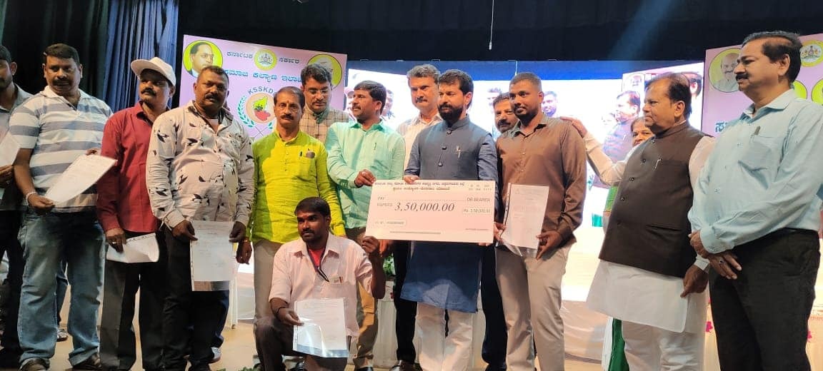 ಚಿಕ್ಕಮಗಳೂರಿನಲ್ಲಿ ಆಯೋಜಿಸಿದ್ದ ಪ್ರತಿಭಾ ಪುರಸ್ಕಾರ ಸಮಾರಂಭದ ಚಿತ್ರಗಳು ...