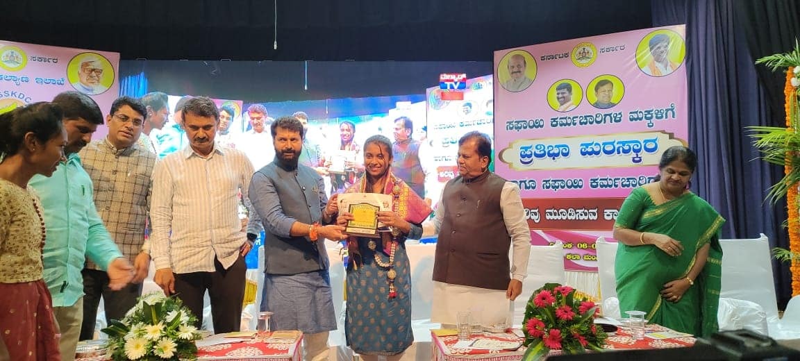 ಚಿಕ್ಕಮಗಳೂರಿನಲ್ಲಿ ಆಯೋಜಿಸಿದ್ದ ಪ್ರತಿಭಾ ಪುರಸ್ಕಾರ ಸಮಾರಂಭದ ಚಿತ್ರಗಳು ...