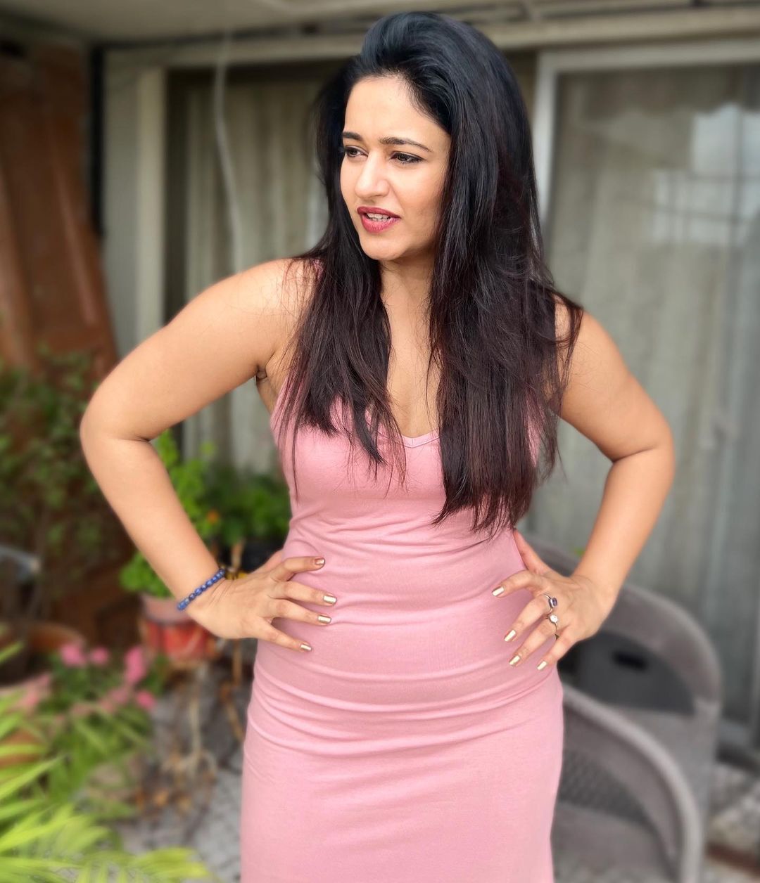पिंक लुक में एक्ट्रेस Poonam Bajwa की खूबसूरती बना देगी आपको दीवाना ...