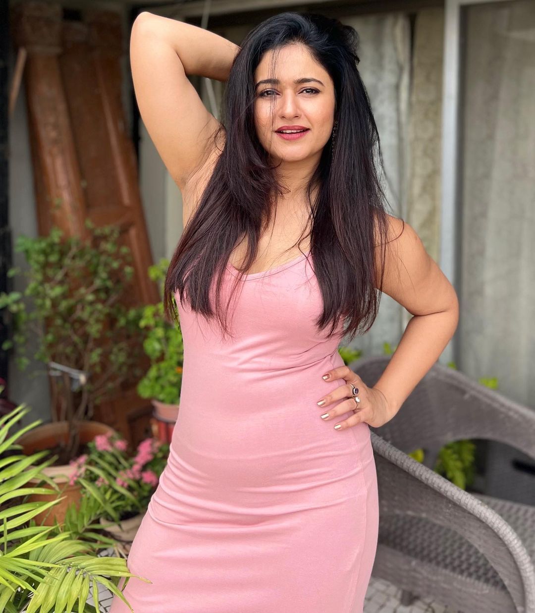 पिंक लुक में एक्ट्रेस Poonam Bajwa की खूबसूरती बना देगी आपको दीवाना ...