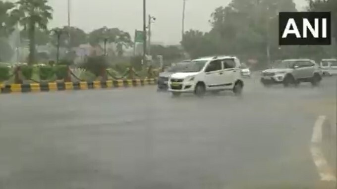Monsoon Rain Lashes Parts Of New Delhi Oneindia