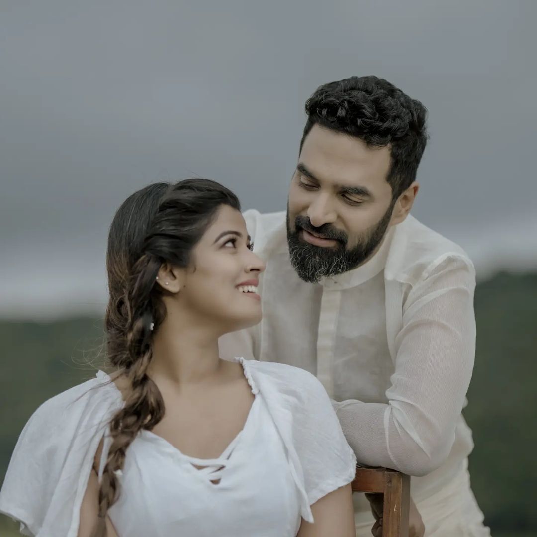 കണ്‍മണിയെ ചേര്‍ത്തുപിടിച്ച് കളര്‍ഫുള്‍ പോസുമായി ഗോപി സുന്ദര് ...