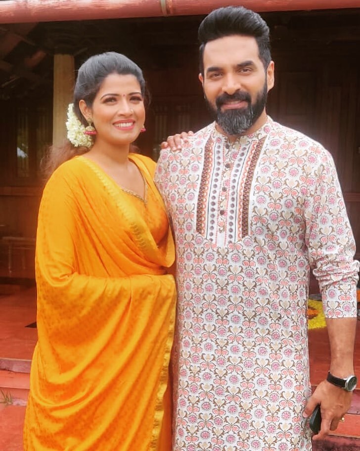 കണ്‍മണിയെ ചേര്‍ത്തുപിടിച്ച് കളര്‍ഫുള്‍ പോസുമായി ഗോപി സുന്ദര് ...