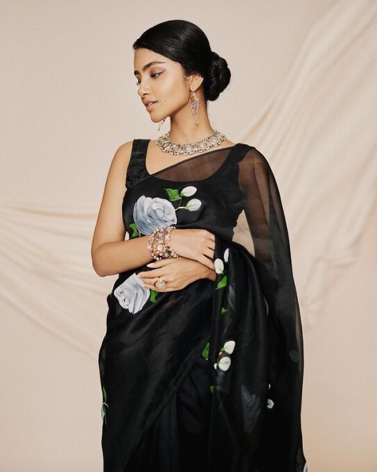 Tollywood Actress Anupama Parameswaran Looks Stunning In Black Dress ...