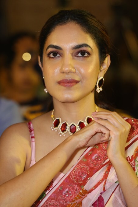 Tollywood Actress Ritu Varma Looks Stunning in Latest Photos - Oneindia