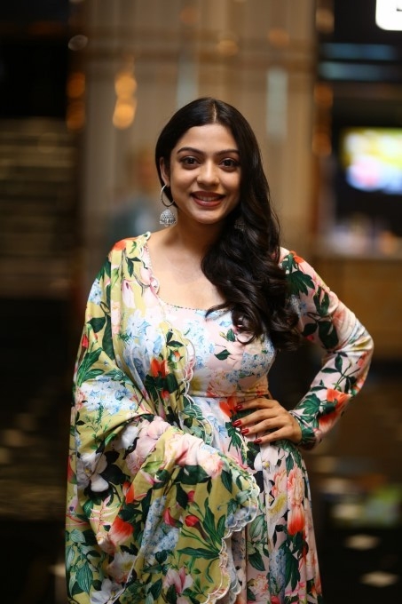 Tollywood Actress Varsha Bollamma Latest Pics - Oneindia
