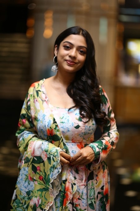 Tollywood Actress Varsha Bollamma Latest Pics - Oneindia