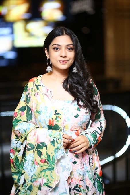 Tollywood Actress Varsha Bollamma Latest Pics - Oneindia