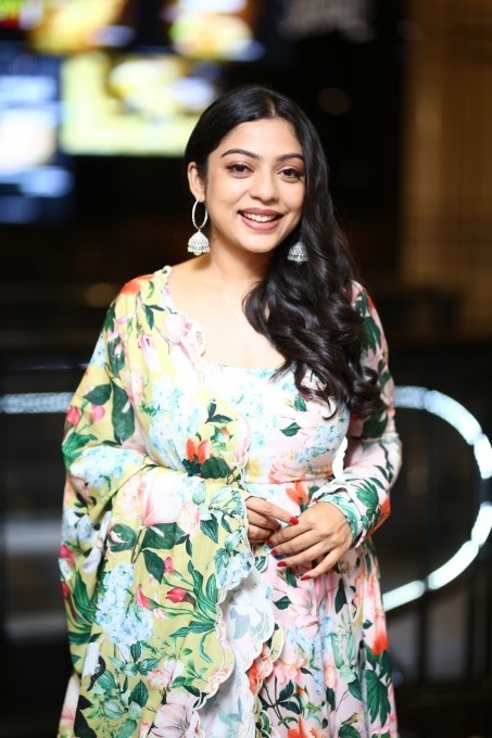 Tollywood Actress Varsha Bollamma Latest Pics - Oneindia