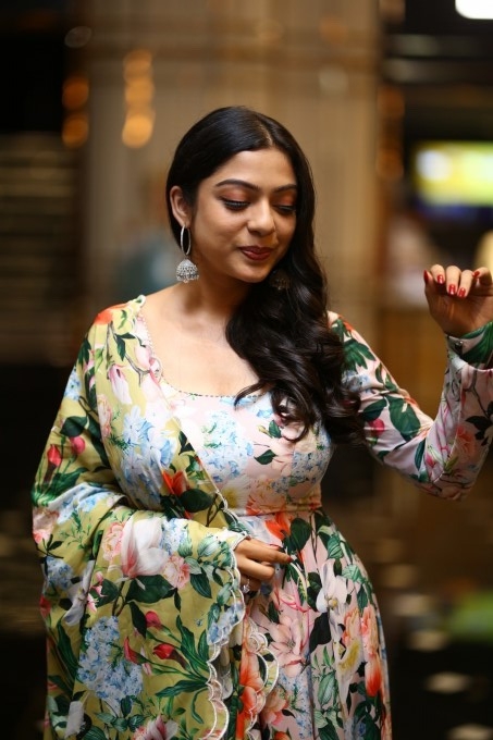 Tollywood Actress Varsha Bollamma Latest Pics - Oneindia