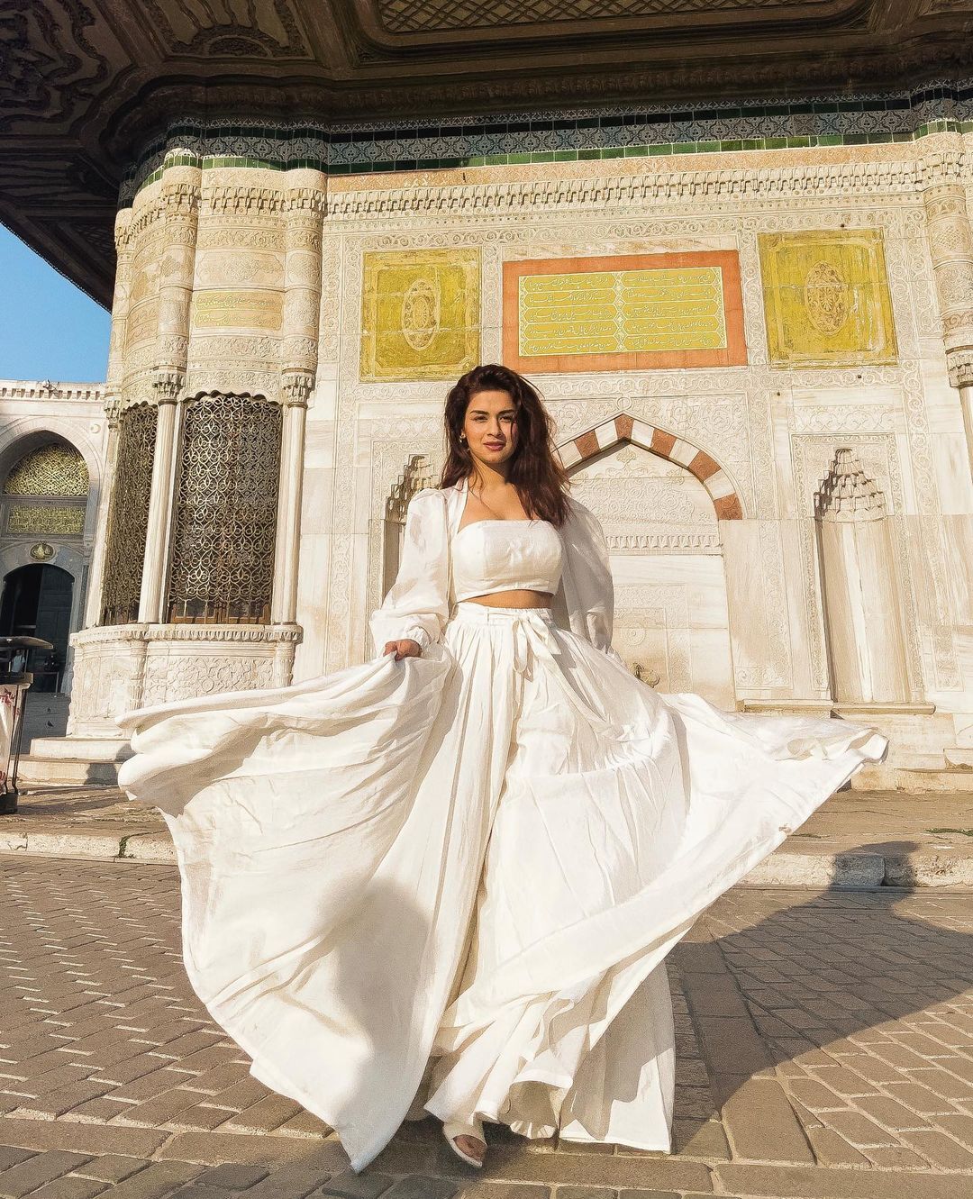 अवनीत कौर की कातिलाना अदाएं देख फैंस हुए बेकाबू, तस्वीरें देख फैंस बोले ...