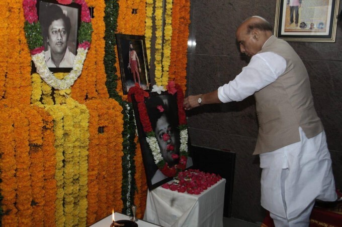 Union Defense Minister Rajnath Singh Visits actor Krishna Raju Family ...