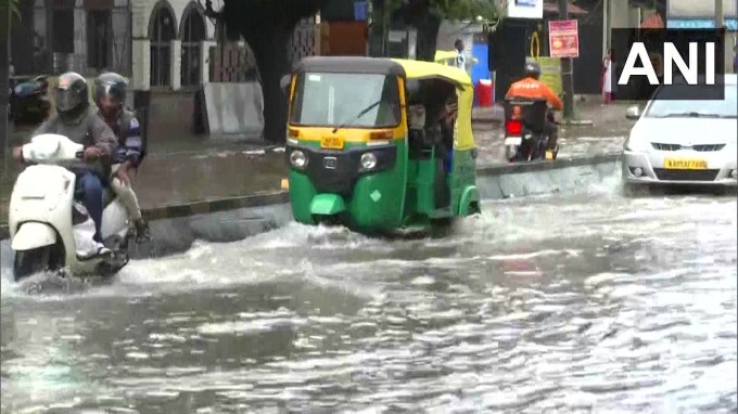 Waterlogging In Several Parts Of Bengaluru After Heavy Rainfall - Oneindia