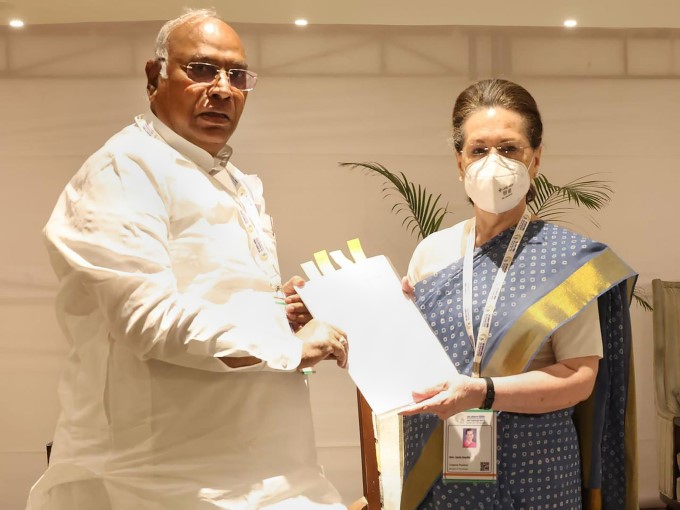 10 things to know about Mallikarjun Kharge, the new Congress president ...