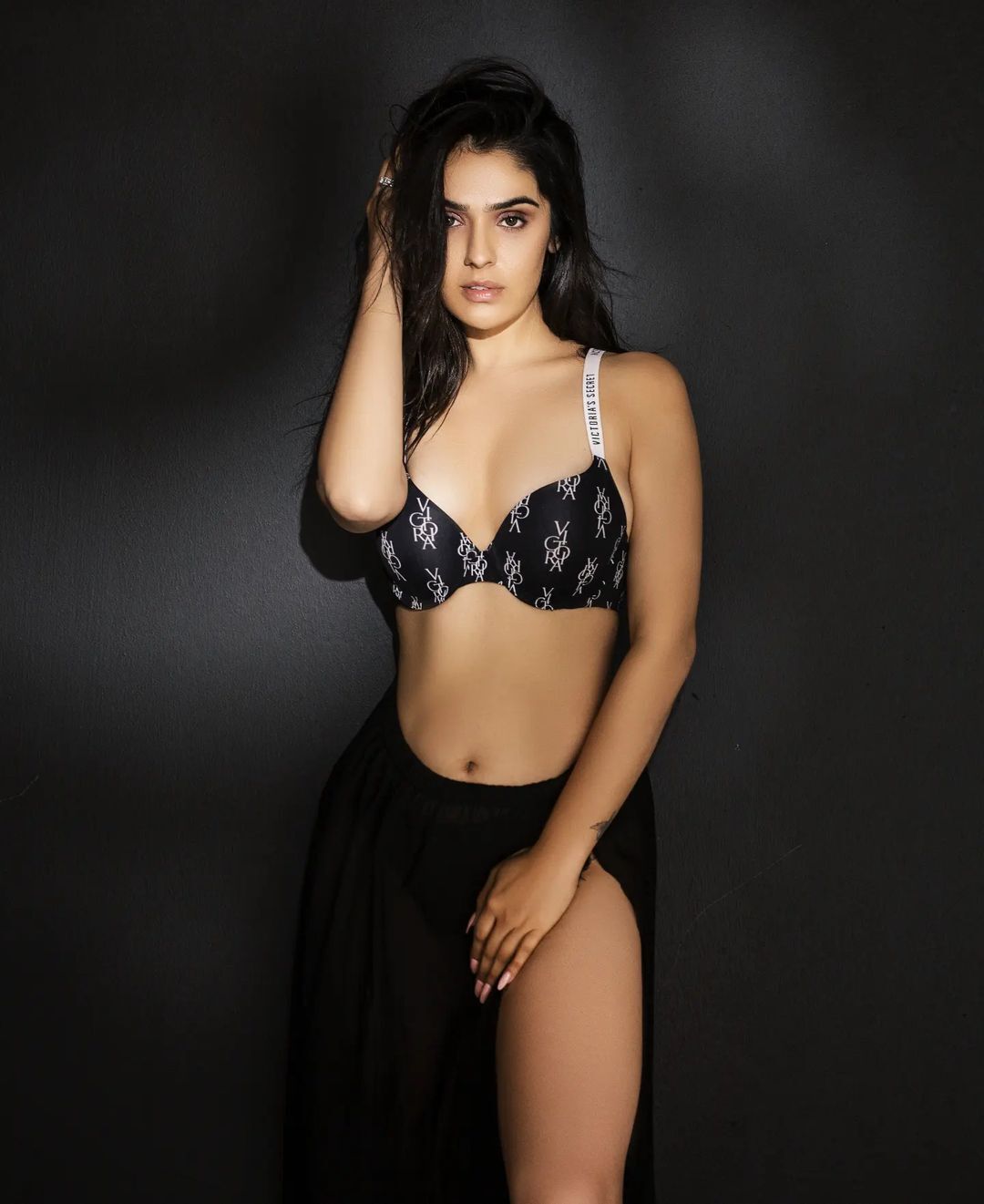 అందాలతో హీటెక్కిస్తున్న సిద్ధికా శర్మ | Actress Sidhika Sharma Hotness Photos - Oneindia Telugu