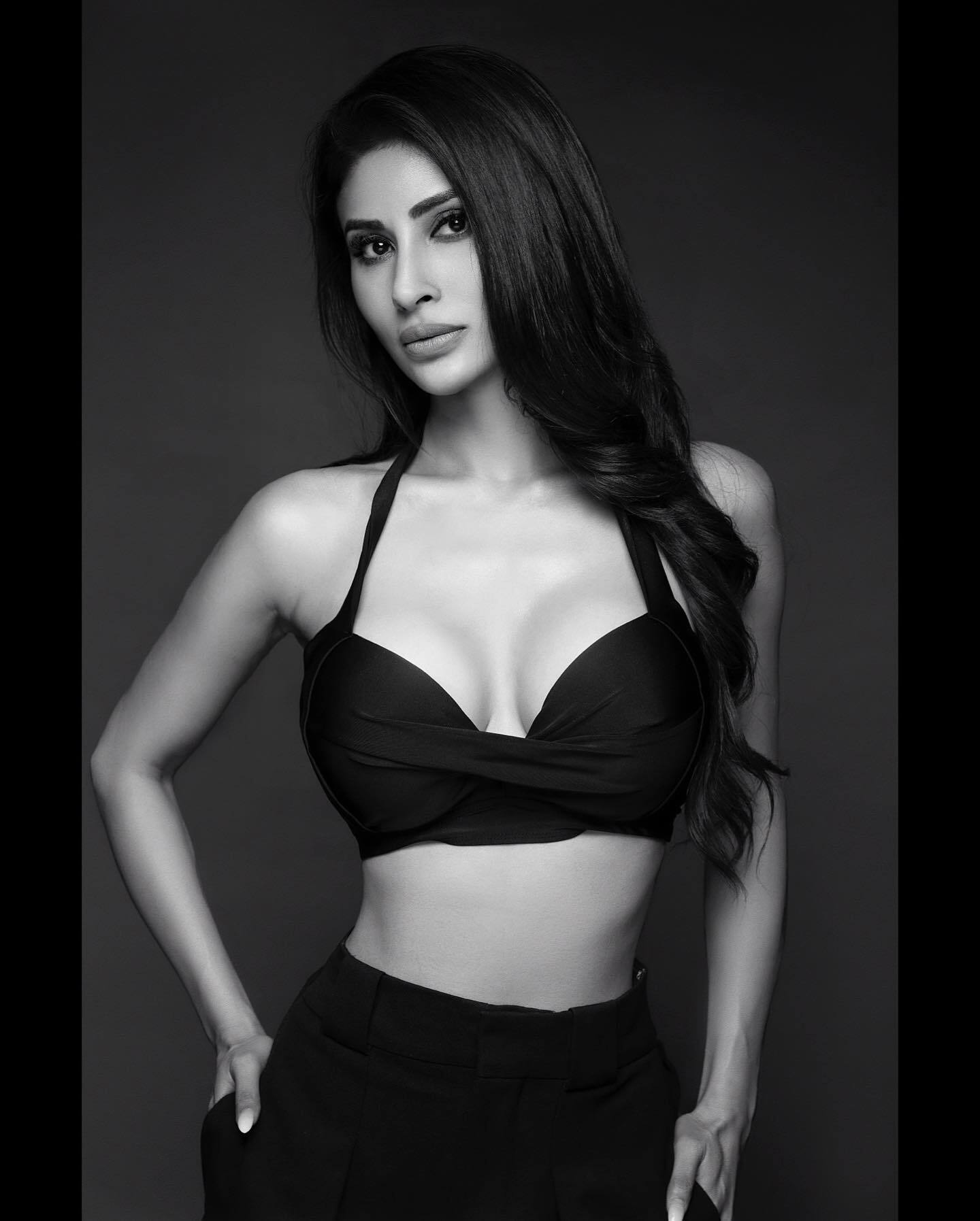 কালো টপে আরও গ্ল্যামারাস হয়ে উঠেছেন অভিনেত্রী, মৌনীর দিক থেকে চোখ ফেরানো দায় অনুগামীদের ...