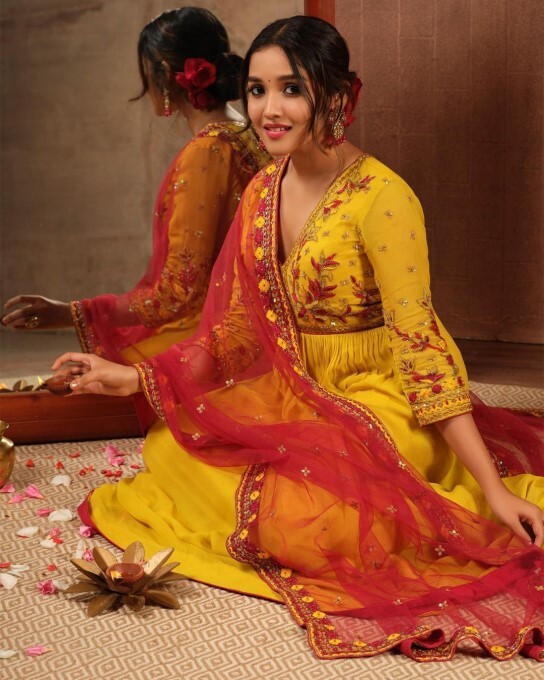 Actress Anikha Surendran Looks gorgeous In Latest Photoshoot - Oneindia