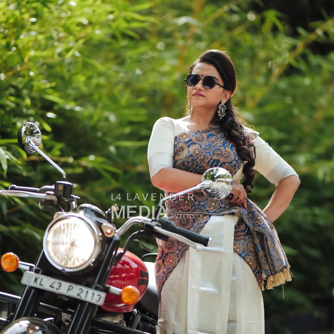 Krishna Praba: വെളിച്ചങ്ങൾ വാരിവിതറട്ടെ... സൂപ്പർ ലുക്കിൽ കൃഷ്ണ പ്രഭ ...