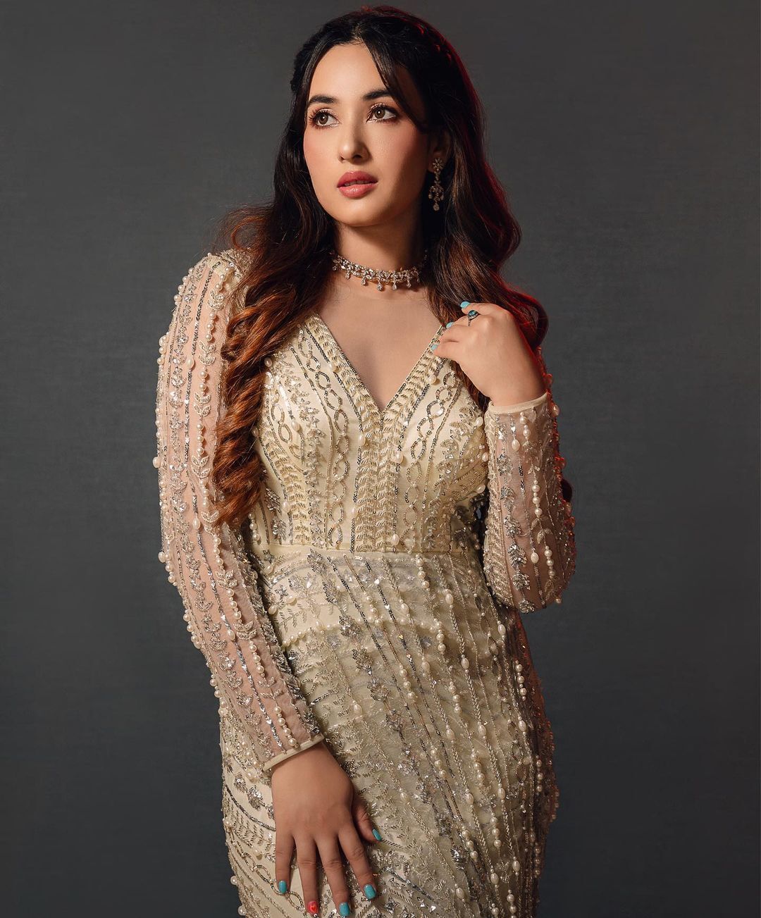 Aditi Budhathoki Pics: गोल्डन गाउन में अदिति बुधाथोकी ने ढाया कहर ...