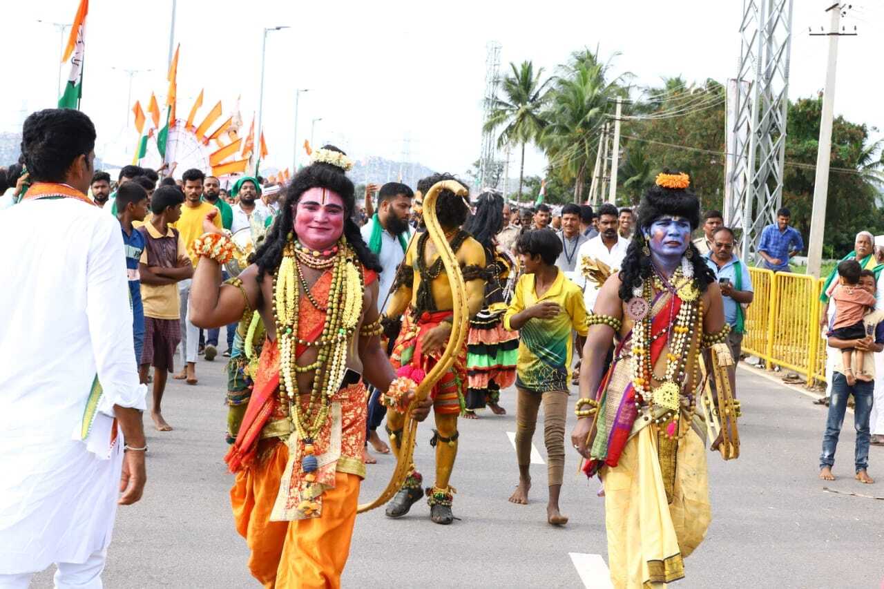 ರಾಹುಲ್‌ ಜೊತೆ ಹೆಜ್ಜೆ ಹಾಕಿದ ರಾಮ, ಲಕ್ಷ್ಮಣ ವೇಷಧಾರಿಗಳು | Bharat Jodo Yatra ...